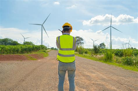 아시아 풍차 엔지니어 의 초상화 풍력 터빈 필드 또는 농장에서 현장에서 일하는 근로자 재생 가능한 청정 에너지 원 전력을 위한 에코 기술 산업 자연 환경 사람 검사 보기에