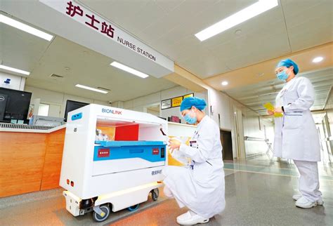 华中阜外医院病区护士在核对送药机器人配送的药品 医药卫生网 医药卫生报 河南省卫生健康委员会主管