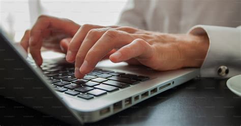 노트북 컴퓨터를 사용하는 사업가 노트북 키보드에 타이핑하는 남성 손 사진 Unsplash의 작업 이미지