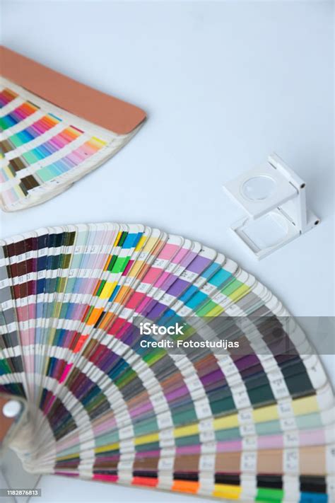 샘플 색상 카탈로그 팬톤 또는 컬러 견본 책 Cmyk에 대한 스톡 사진 및 기타 이미지 Cmyk 그래픽 프린트 노랑