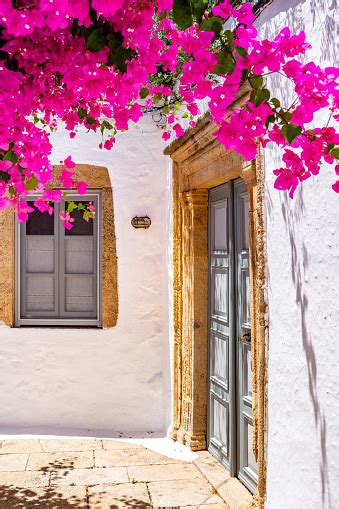 코라의 세 풍차와 그리스 도데카네스 파트모스 섬의 코라에 있는 상징적인 성 요한 신학자 수도원 0명에 대한 스톡 사진 및 기타 이미지 Istock