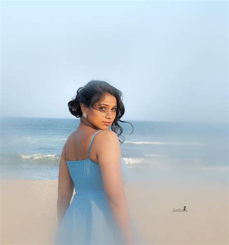 கடல் தண்ணி சூடாகிடும் போலயே கடற்கரையில் ஷார்ட் உடையில் ஹாட் லுக்கில் நடிகர் லிவிங்ஸ்டன் மகள்