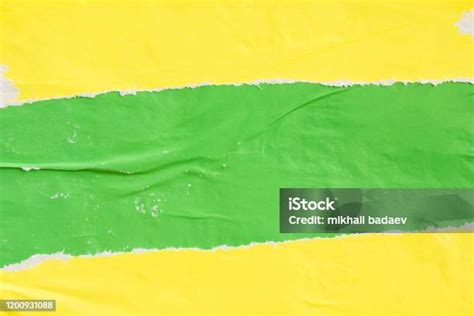 녹색과 노란색 찢어진 구겨지고 도시 광고판 질감 배경에 종이 플래카드를 벗겨 문자 메시지의 공간을 복사합니다 0명에 대한 스톡 사진 및 기타 이미지 Istock