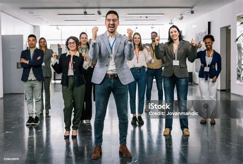 젊은 남성 Ceo 사업가가 다인종 동료들 앞에 서서 손을 허공에 대고 성공을 축하하는 초상화 18 19세에 대한 스톡 사진 및 기타 이미지 Istock