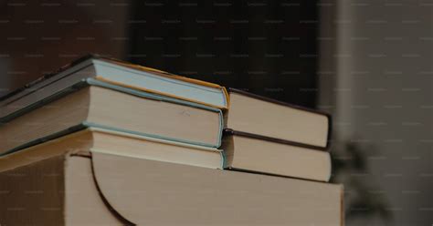 탁자 위에 놓인 책 더미 사진 Unsplash의 오래된 책 이미지