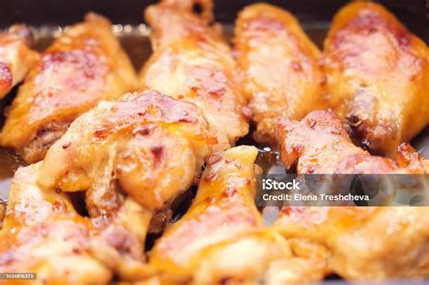 그릴 프라이팬에 마늘과 향신료를 곁들인 갓 구운 닭 날개가 음식 사진을 닫습니다 오븐에서 갓 구운 가금류 수제 주방 집에서 요리하기 0명에 대한 스톡 사진 및 기타 이미지