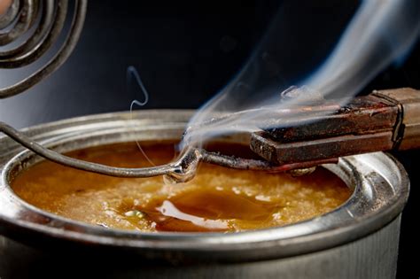 홈 워크샵에서 작은 항목의 납땜 워크샵 테이블에 뜨거운 납땜 인 두와 주석 어두운 배경입니다 강철에 대한 스톡 사진 및 기타 이미지 Istock