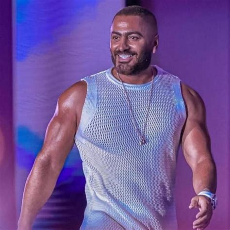 تامر حسني يثير الجدل على مواقع التواصل بسبب فيديو خاص مجلة لها