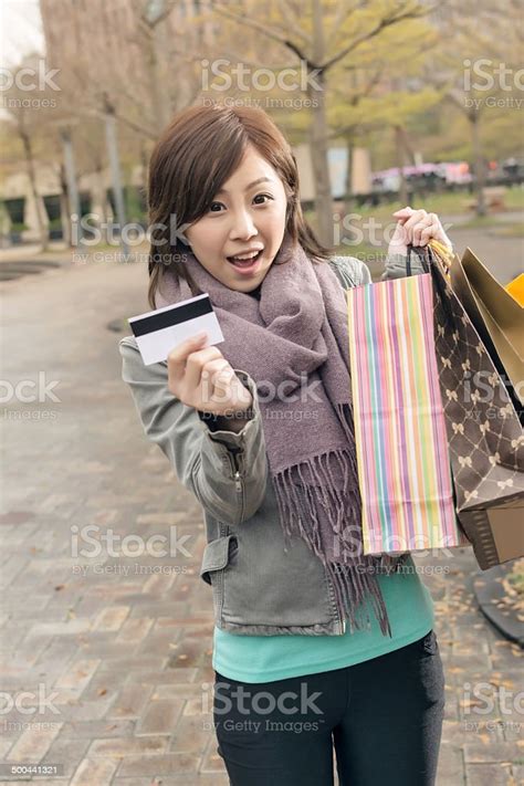 아시아계 여자 주사침의 신용카드 쥐다 장보기를 수하물 걷기에 대한 스톡 사진 및 기타 이미지 걷기 고객 기업 재무와 산업 Istock