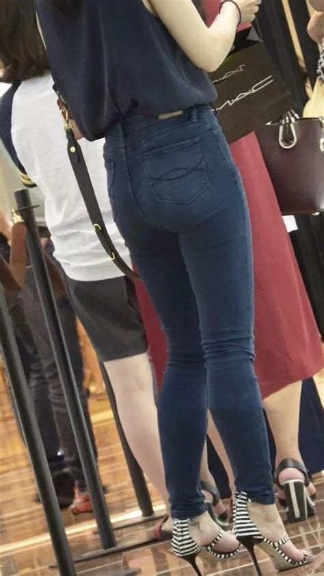 路人街拍 牛仔紧身圆润紧致美臀性感美女 迈着摇曳的风骚步伐出行