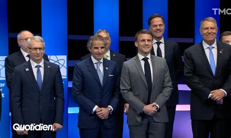 La Photo Demmanuel Macron En Boxeur Gravée Dans Le Marbre Quotidien