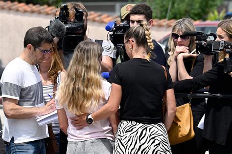 Maman Dun Petit Garçon Adorable Serviable Qui était Mélanie