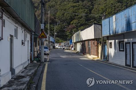 팝송으로 시끄러웠던 거리에 텅 빈 간판 흔적만 연합뉴스