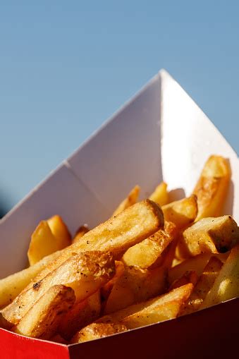 여름 거리 음식 축제에서 전형적인 벨기에 감자 튀김으로 상자를 들고 감자 요리에 대한 스톡 사진 및 기타 이미지 감자 요리