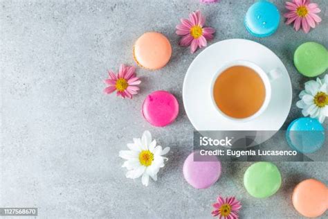 케이크 Macarons 선물 상자 차 커피 카푸치노 꽃의 사진 달콤한 로맨틱 음식 마 카 롱 개념입니다 아침 조식 및 선물입니다 발렌타인의 날 개념입니다 마카롱에 대한 스톡