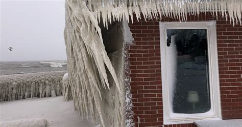 겨울 폭풍 강타에 고드름으로 덮인 뉴욕 레스토랑