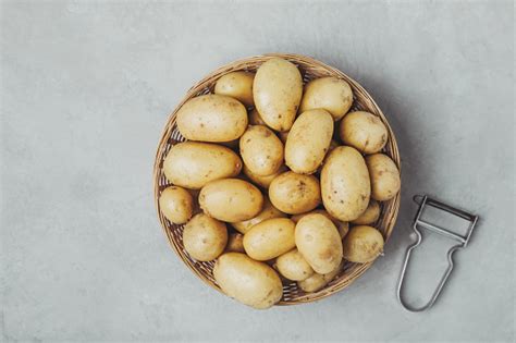 감자 어린 생 감자를 그릇에 담은 그릇이나 껍질을 벗긴 바구니에 담은 그릇 갈색에 대한 스톡 사진 및 기타 이미지 갈색