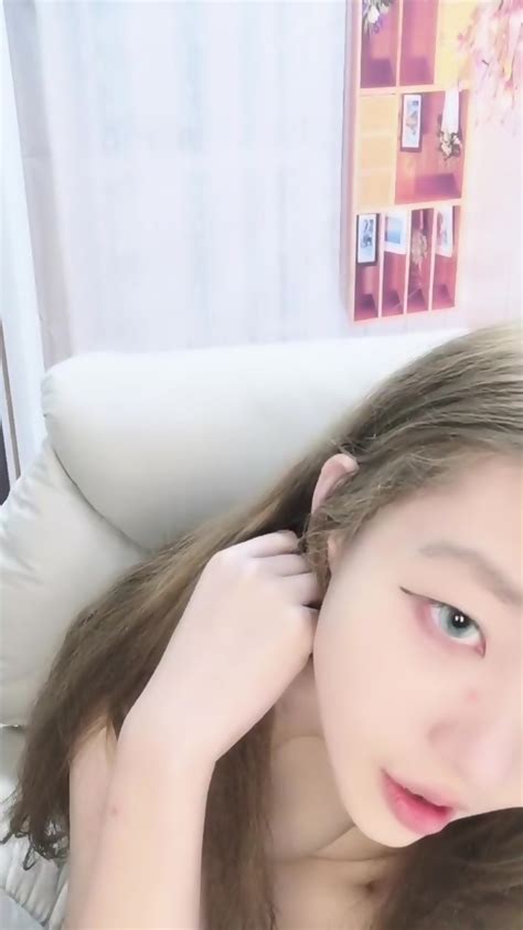 【伊伊是萝莉】04年小女孩 裸舞抠穴自慰害我狂撸 4 Eporner