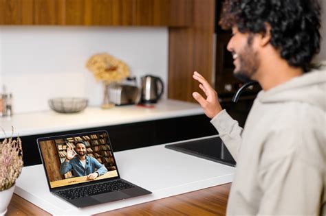 동료 친구 온라인 회의 찾고 사람들 프로필 노트북 데스크톱에서 흔들기 위해 응용 프로그램을 사용하여 파키스탄 남자 가상현실에