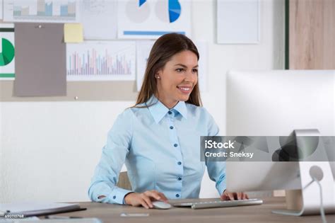 비즈니스 여자 투자 컨설턴트 분석 회사 데스크톱 컴퓨터에 문서 작업 보고서 대차 대조표 문 인감 금융에 대한 스톡 사진 및 기타 이미지 Istock