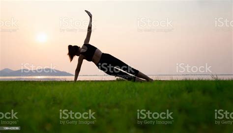 요가 실루엣 놀라운 일몰 시 바다에 명상 여자입니다 피트 니스와 건강 한 라이프 스타일 2022년에 대한 스톡 사진 및 기타 이미지 2022년 개념 건강한 생활방식