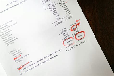 감사 검사 관점 나무 표면 내 시점 데이터 검토 독서하는 돋보기 디테일 리뷰 문서 바탕화면 분석 뷰어