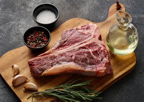 티본 또는 포터하우스 숏허인 쇠고기 생 스테이크 생 생 소고기 로즈마리 소금과 후추를 곁들인 티본 스테이크 프리미엄 사진