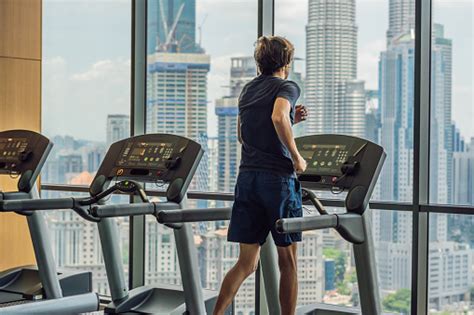 큰 도시의 배경에 대한 러닝 머신에 체육관에서 실행 하는 남자 운동 피트니스 및 건강한 라이프 스타일을 위한 컨셉 건강한 생활방식에 대한 스톡 사진 및 기타 이미지 Istock