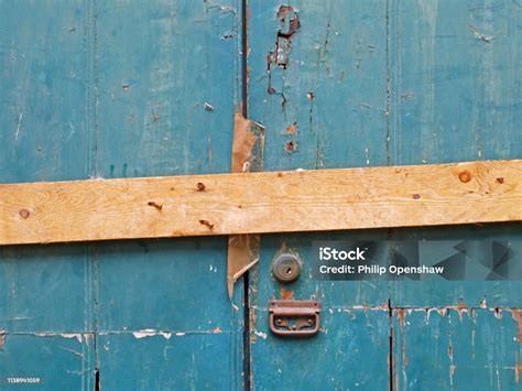 오래 된 필 링 녹색 그려진 된 나무 판자 문 금지 목재와 녹슨 손톱 잠금 및 핸들의 조각으로 폐쇄 0명에 대한 스톡 사진 및 기타 이미지 Istock