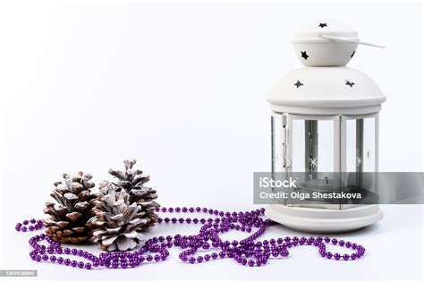 내부 촛불과 흰색 배경에 크리스마스 장식 흰색 등불 공간을 복사합니다 12월에 대한 스톡 사진 및 기타 이미지 12월 강림절 겨울 Istock