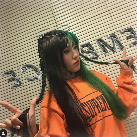 在周湯豪工作室過夜8小時！綠毛妹身分遭起底 認了整夜做「這檔事」 娛樂星聞