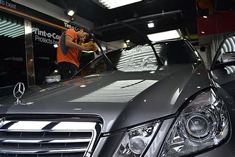 럭셔리의 대명사 벤츠e클래스도 뜨거운 여름 햇살만은 피할 수 없죠~~ 전면 열차단썬팅 시공을 받기위해 틴트어카 연세대점을 방문해