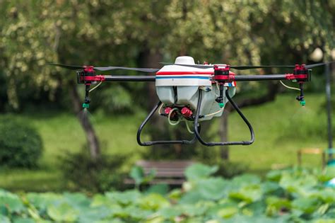 농업 무인 항공기는 푸른 하늘에 비행 액체 비료의 탱크를 수행 농업 지역에서 스프레이 준비 들에 대한 스톡 사진 및 기타 이미지 들 무인 항공기 뿌림 Istock