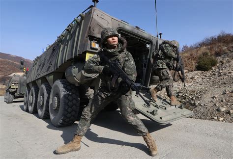 [포토타임] 불 뿜는 K1e1 전차 육군 17사단 전투사격훈련 실시 중앙일보