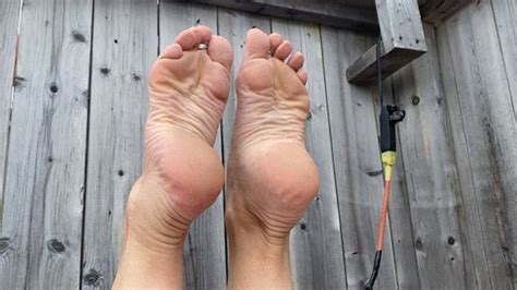 SOLES POSE Filmed Outside Lezlyans Feet Store Clips4sale