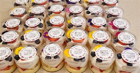 몽파리 디저트 선물가게 과일 컵케이크 후르츠 베린부제 봄의 정원 간식선물🙆‍♀️🩷맛있게 드셔주세요 과일 컵케이크컵디저트에는 식용꽃and타임허브 바닐라빈