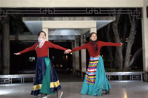 广场舞盛情雪域节奏感强歌声悠扬动听循环播放了好几遍 凤凰网视频 凤凰网