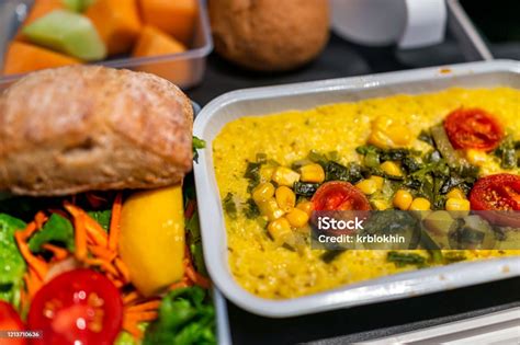 건강한 비건 옥수수 구이 음식 Vgml 뜨거운 식사 비행기 비행 트레이 토마토와 시금치와 샐러드 야채 클로즈업에 빵 상업용 항공기에 대한 스톡 사진 및 기타 이미지 Istock