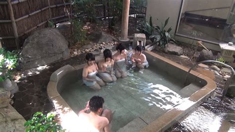 一般男女モニタリングav 温泉街で別々に声をかけた素人女子大生グループと1人っきりのオジサンが初対面でいきなりハーレム混浴に挑戦！若さ弾ける