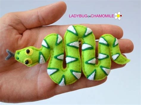Змея из фетра своими руками выкройки на Новый год 2025 Felt Crafts Felt Ornaments Felt Toys