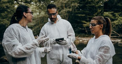자연적으로 흐르는 식수 공급을 통해 박테리아와 바이러스가 퍼질 가능성을 연구하는 과학자 및 생물학자 팀 사진 Unsplash의 전염병 이미지