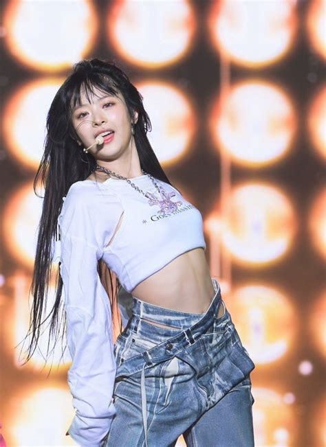 Newjeans Hanni Goes Viral For Her Unexpectedly Sexy Waistline Kpop Hit