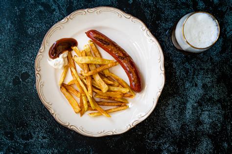 페루 살치파파라고도 불리는 맥주 한 잔과 함께 접시에 마른 감자 튀김 감자를 곁들인 홈메이드 소시지 고기에 대한 스톡 사진 및 기타 이미지 Istock