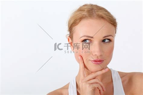 美丽女人的肖像手放在下巴上高清摄影大图 千库网