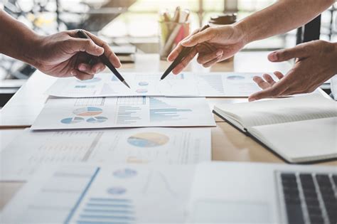 비즈니스 동료 회의 회의 전문 투자자 새로운 마케팅 비즈니스 전략 프로젝트 논 및 분석 데이터 차트 및 그래프 재무 및 회계