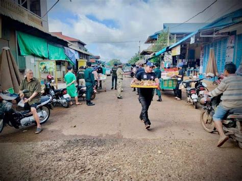 អភិបាលខេត្តរតនគិរី ដឹកនាំមន្ត្រីរាជការរៀបចំសណ្តាប់ធ្នាប់តាមផ្លូវសាធារណៈក្នុងក្រុងបានលុង