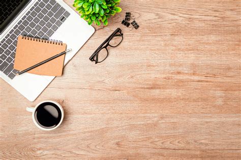 집에서 일하십시오 노트북 빈 메모장 커피 컵 펜이 있는 책상 사무실 플랫 평지 상단 보기 복사 Spce 0명에 대한 스톡 사진 및 기타 이미지 Istock