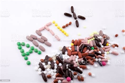 손으로 쓰는 안티 에이징 알 약 캡슐 단어 안티 X 영원히 젊은 나이 느낌 흰색 절연된 배경 복사 공간에 작성 된 텍스트 캡션 영감 의료 개념 0명에 대한 스톡 사진 및