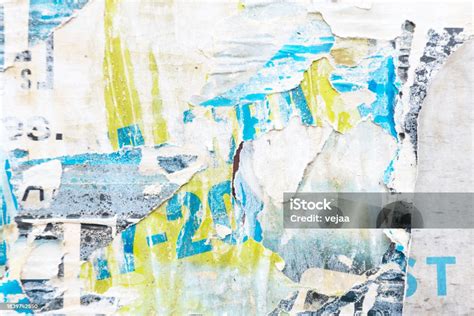 오래된 그런지 찢어진 콜라주 도시 거리 포스터는 구겨진 종이 플래카드 질감 배경에 주름이 잡혔습니다 찢어진 색이 바랜 종이 배경