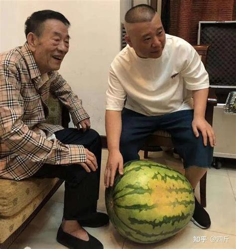 相声大师杨少华近况曝光身体消瘦坐沙发不忘叮嘱儿子杨议捐款 知乎